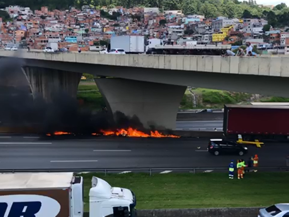 Testemunha diz ter visto homem pular do helicóptero antes da explosão ... Testemunha diz ter visto homem pular do helicóptero antes da explosão ...